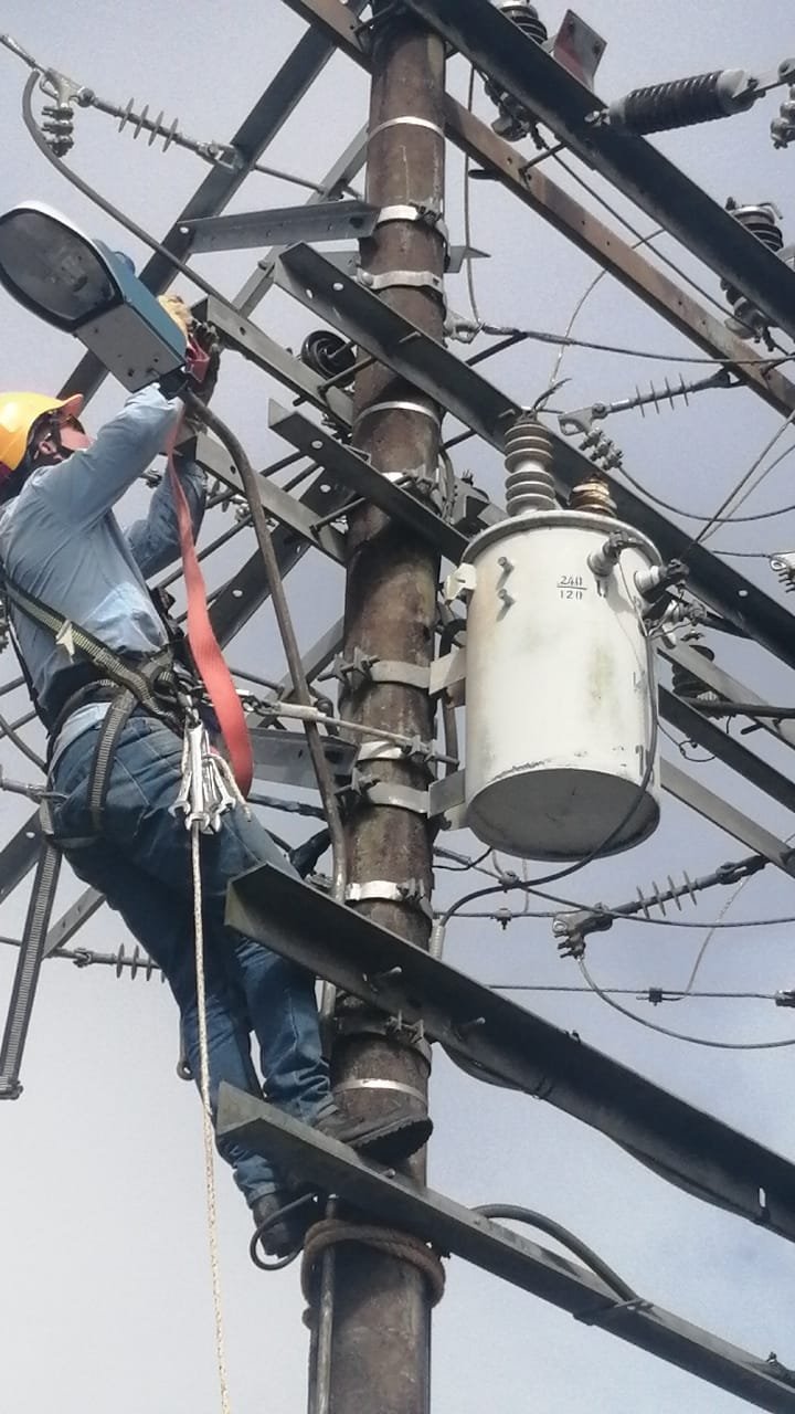 Explosión de un transformador dejó sin energía eléctrica a usuarios de ...